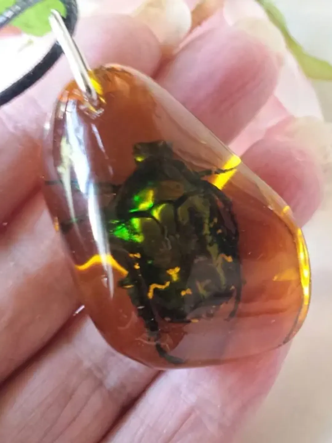 Real insect In Resin keychain Green Bug Beetle In Amber Resin keychain ...