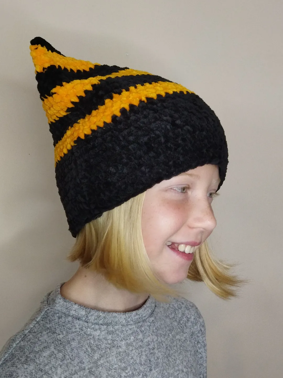 Fluffy beanie crochet. Punk beanie with chain. Black hip hop skull hat ...