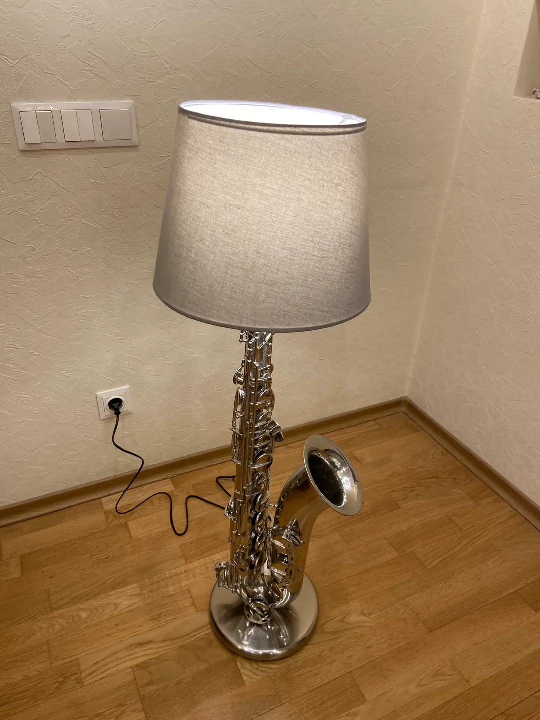 Saxophone desk lamp