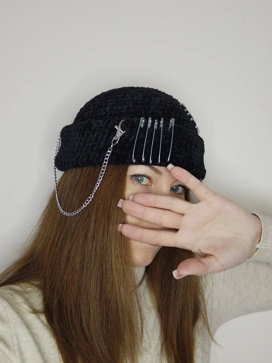 Fluffy beanie crochet. Punk beanie with chain. Black hip hop skull hat ...