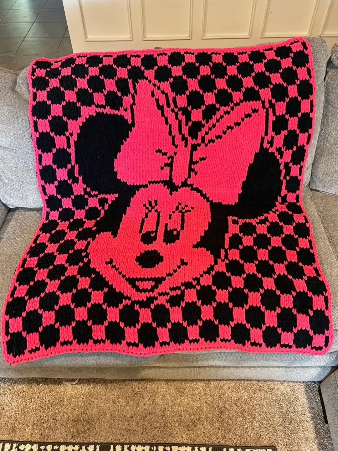 Loop yarn Finger knitted Minnie Mouse blanket pattern PDF