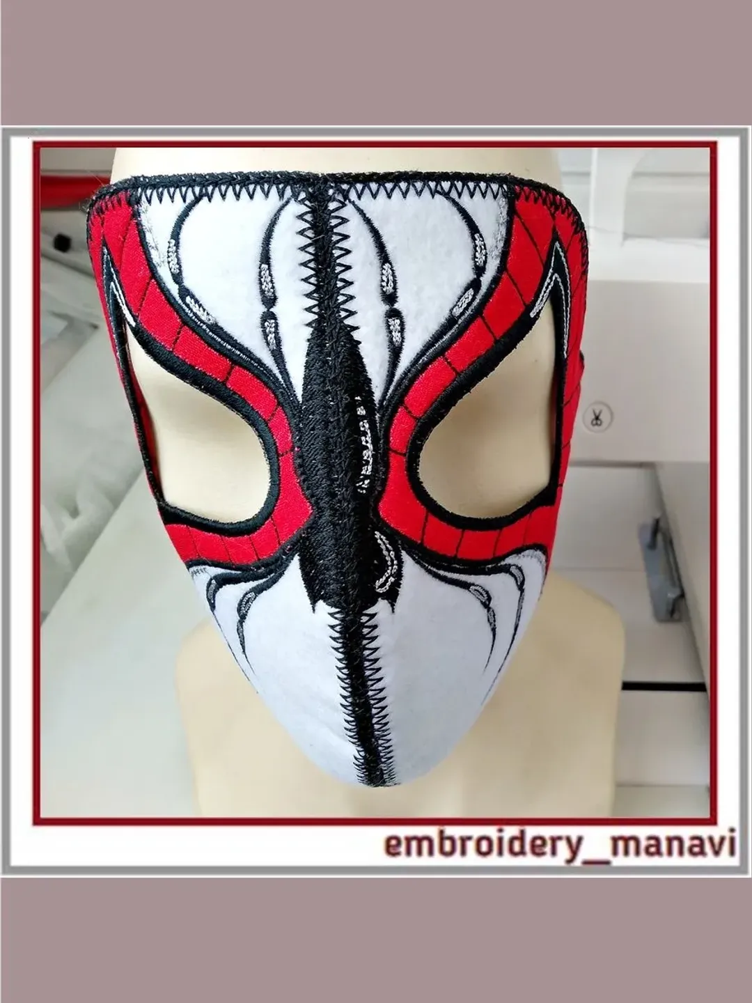 In the hoop embroidery design Venetian FSL lace carnival mask 1