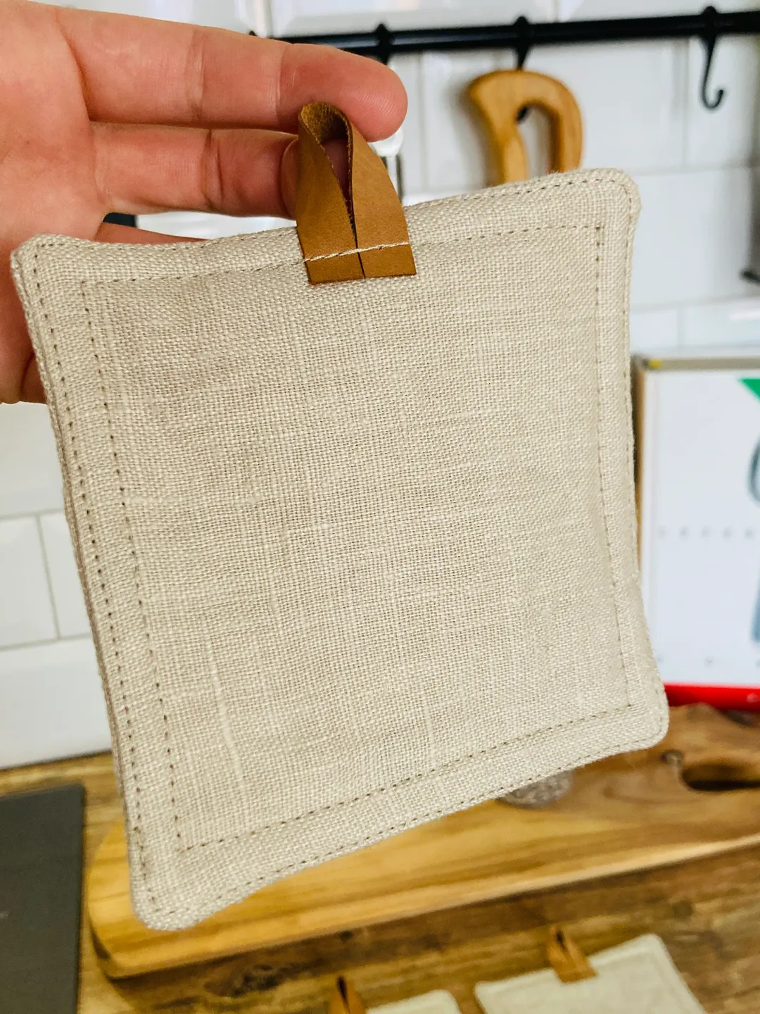 Set of 5 linen coasters with leather loop