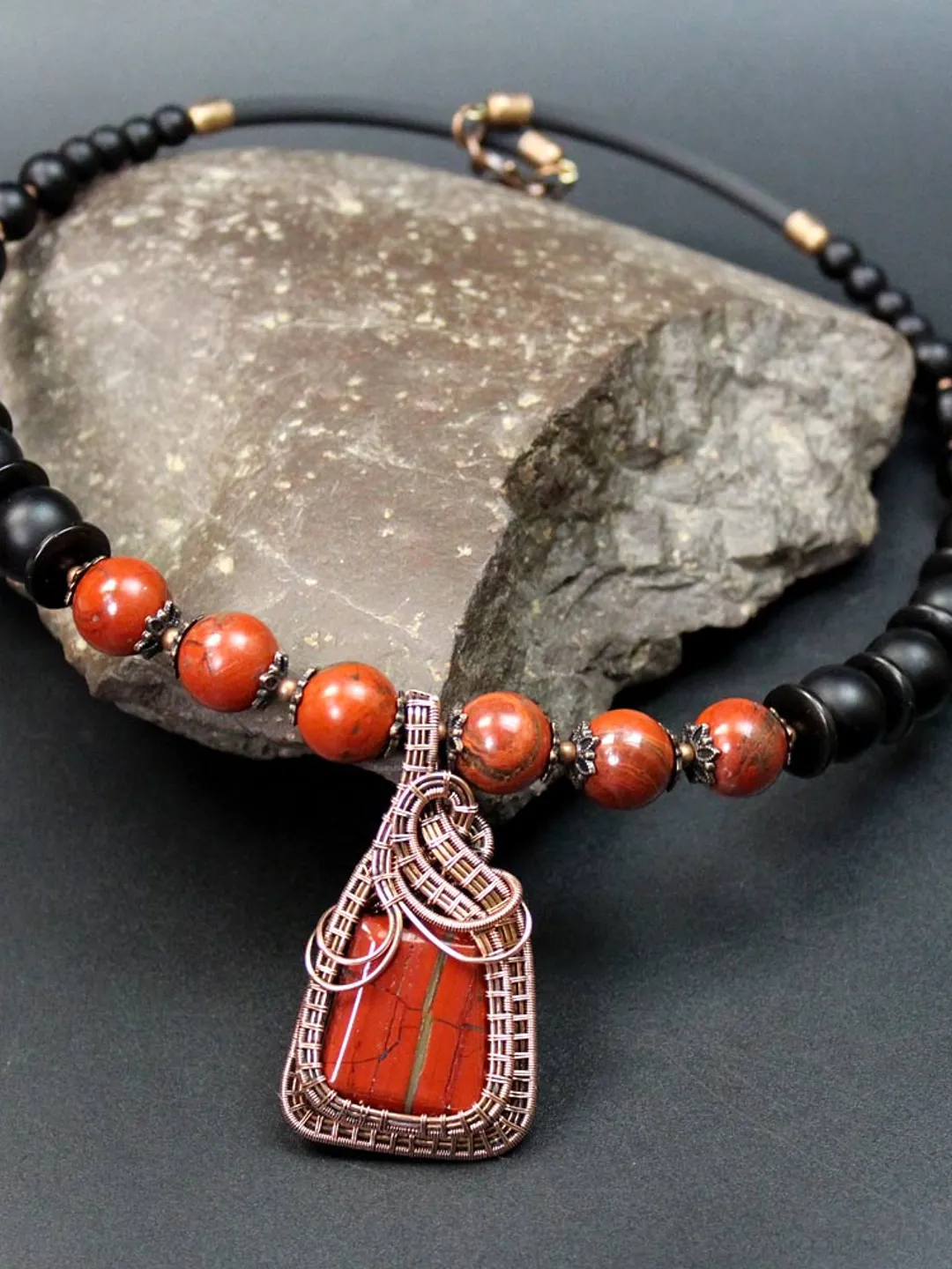 Handmade necklace made of jasper, agate and wire.