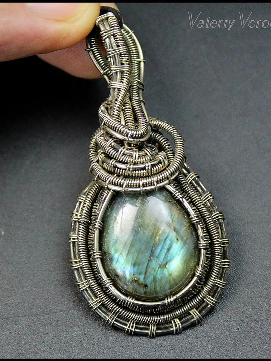 Handmade pendant made of brass wire and natural agate.