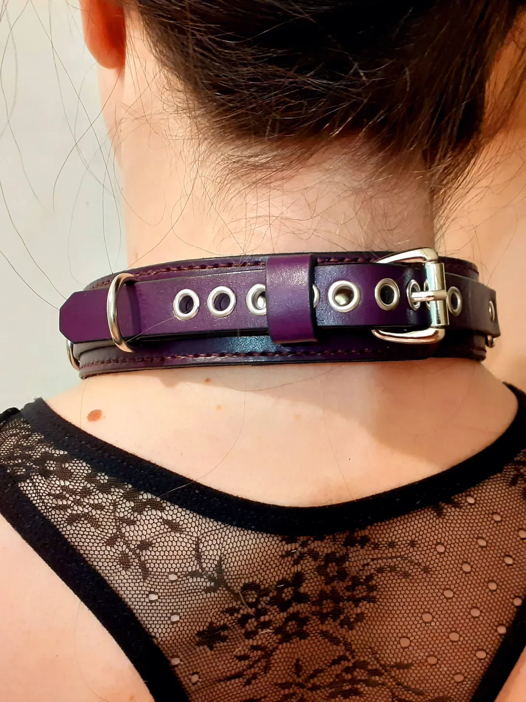 Hypoallergenic purple leather sub collar with soft suede lining