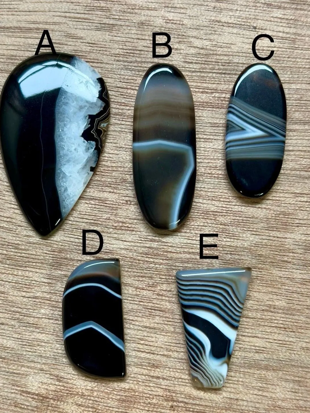 Black Banded Agate Cabochon: Gemstone Hendmend