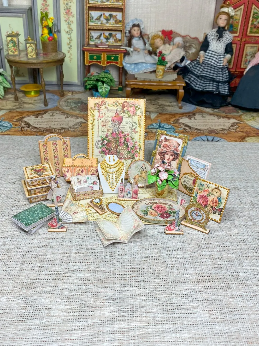 A beautiful set of items for a dollhouse. 27 items. 1:12.