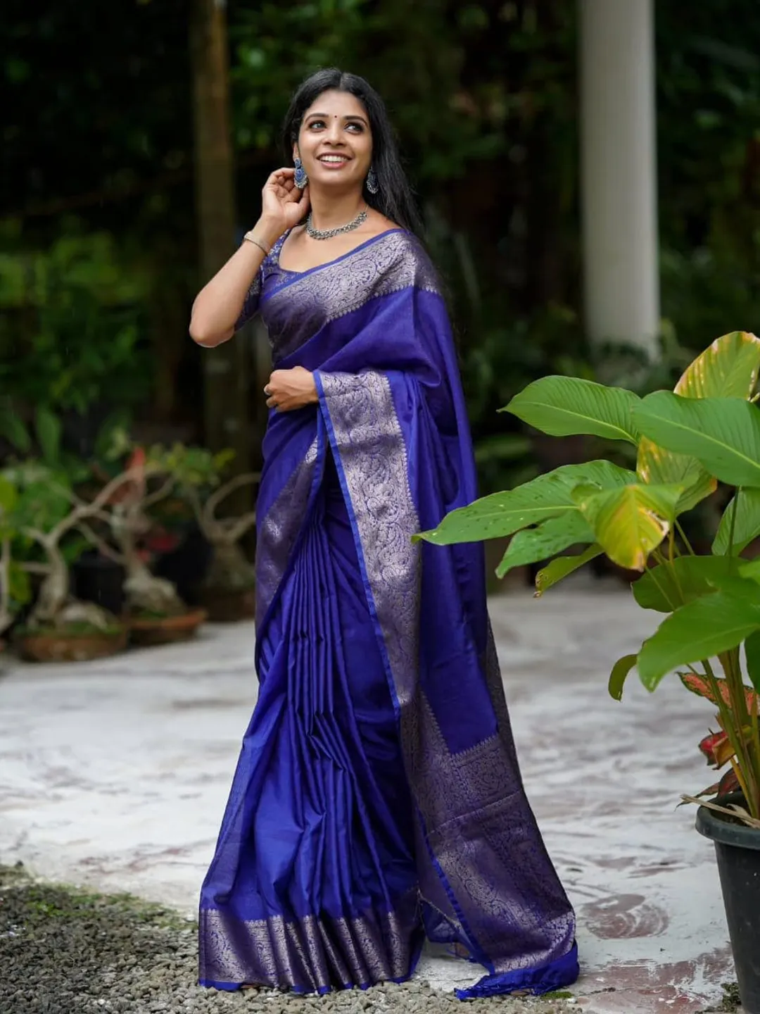 Banaras Silk Saree: Intricate Weaving, Traditional India Design