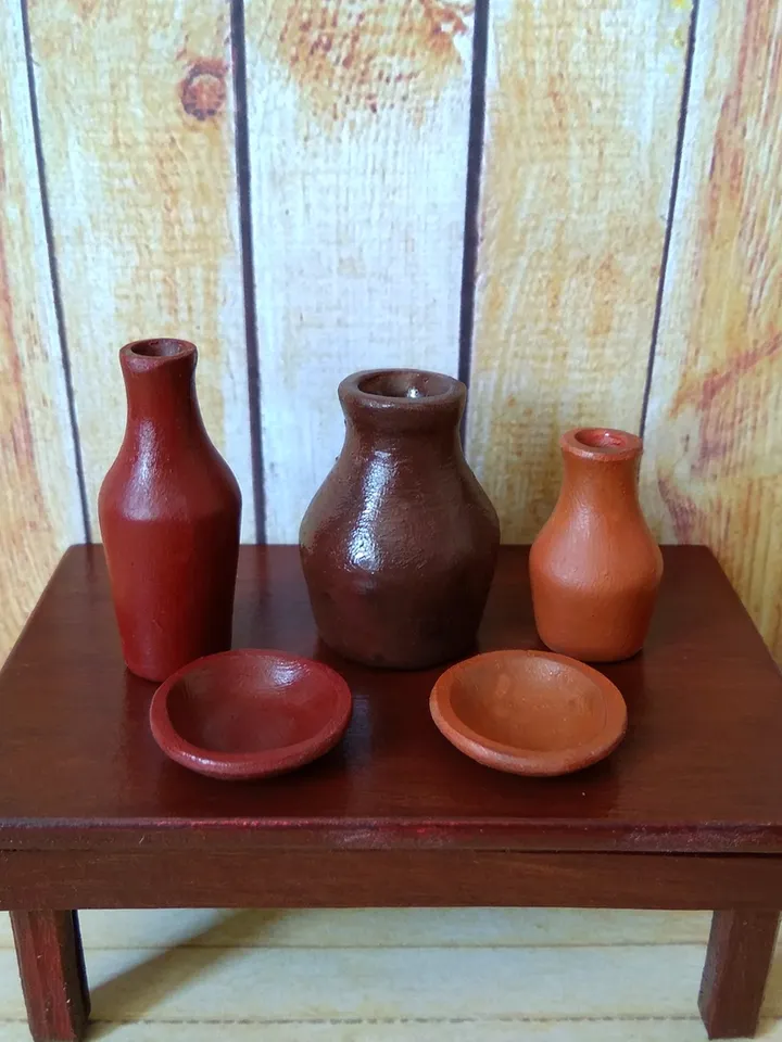 Clay jugs and plates for a dollhouse.1:12 scale.