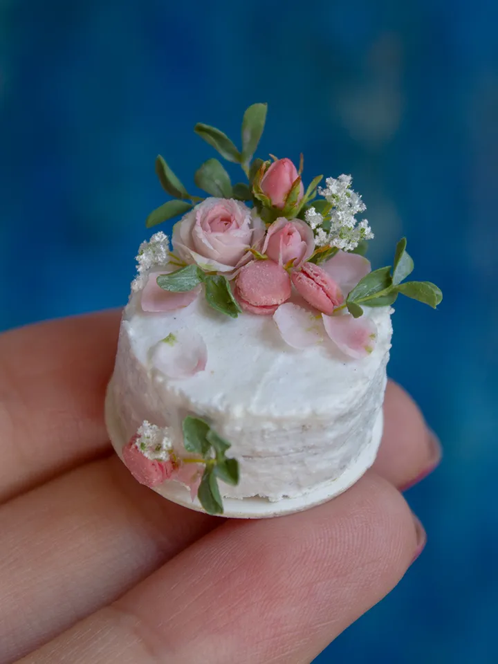 MINIATURE cake with roses and macarons 2 | Miniature cakes | Dollhouse ...