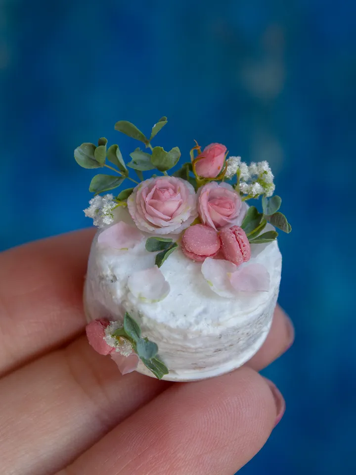 MINIATURE cake with roses and macarons | Miniature cakes | Dollhouse ...